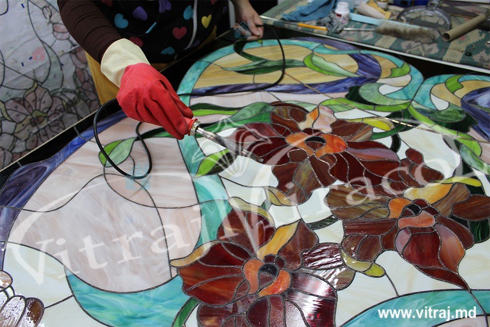 Vitralii in tehnica Tiffany la comanda de la compania VITRAJ-MIRACOL S ...